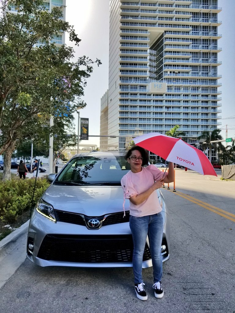 Manejando por Miami en un Toyota Sienna - Mamá Contemporánea