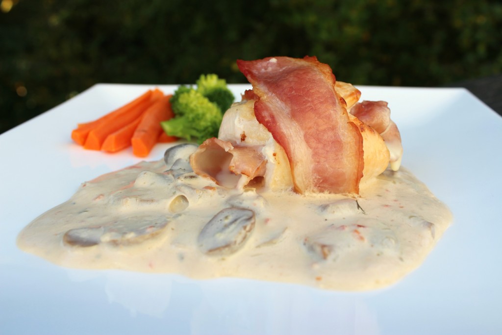 Rollitos de Pollo con Tocino y Jamón en Salsa de Champiñones