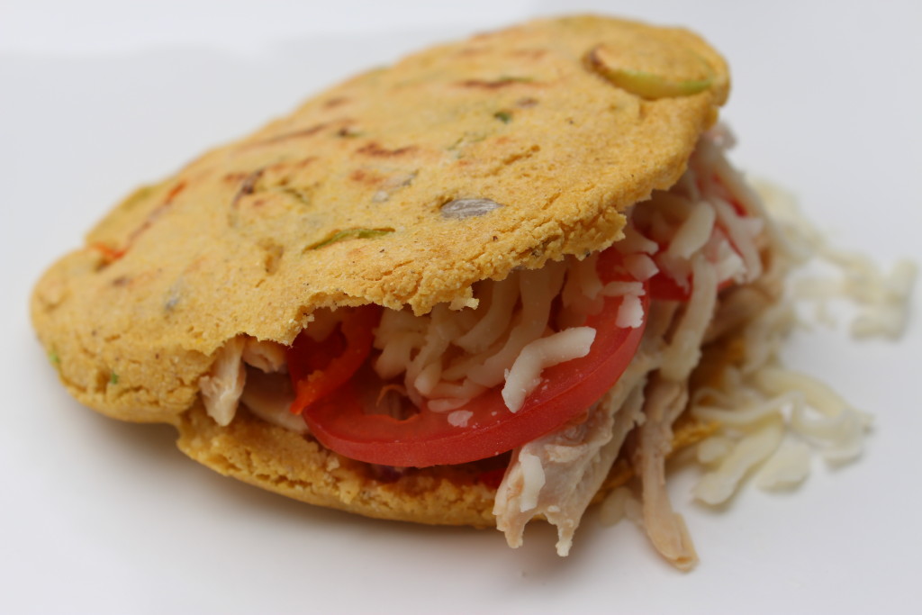 Arepa Fit de Ají Dulce, Ajo Porro y Semillas de Girasol