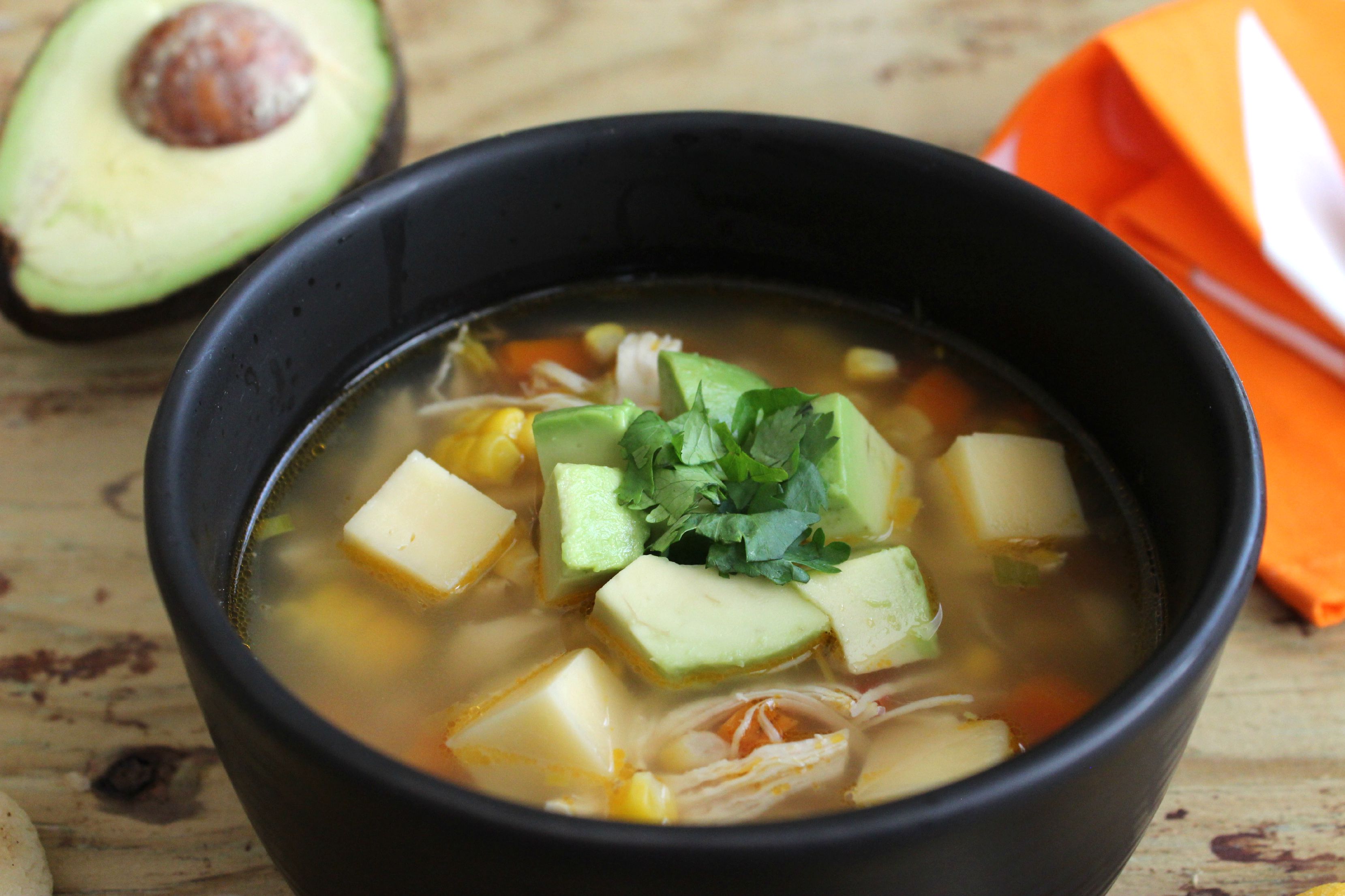 Receta: Sopa de Pollo con Aguacate y Arepa