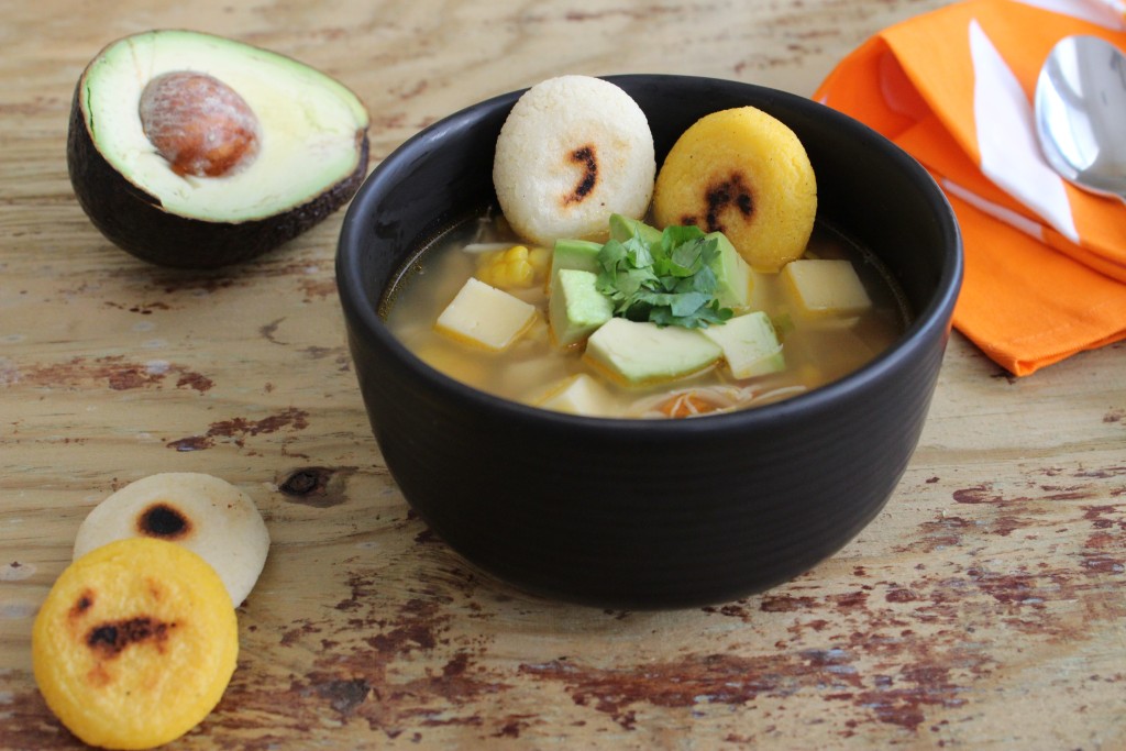 Receta: Sopa de Pollo con Aguacate y Arepa